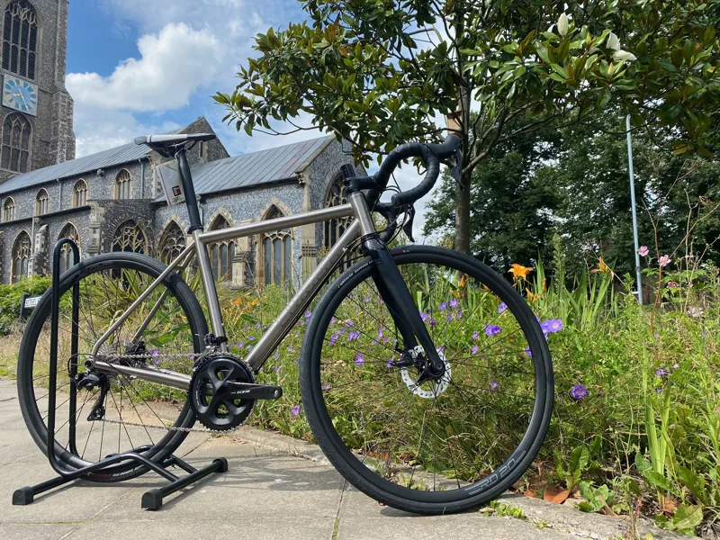 Enigma Evoke 105 / Roval RD2 Disc Titanium Road Bike - 52cm